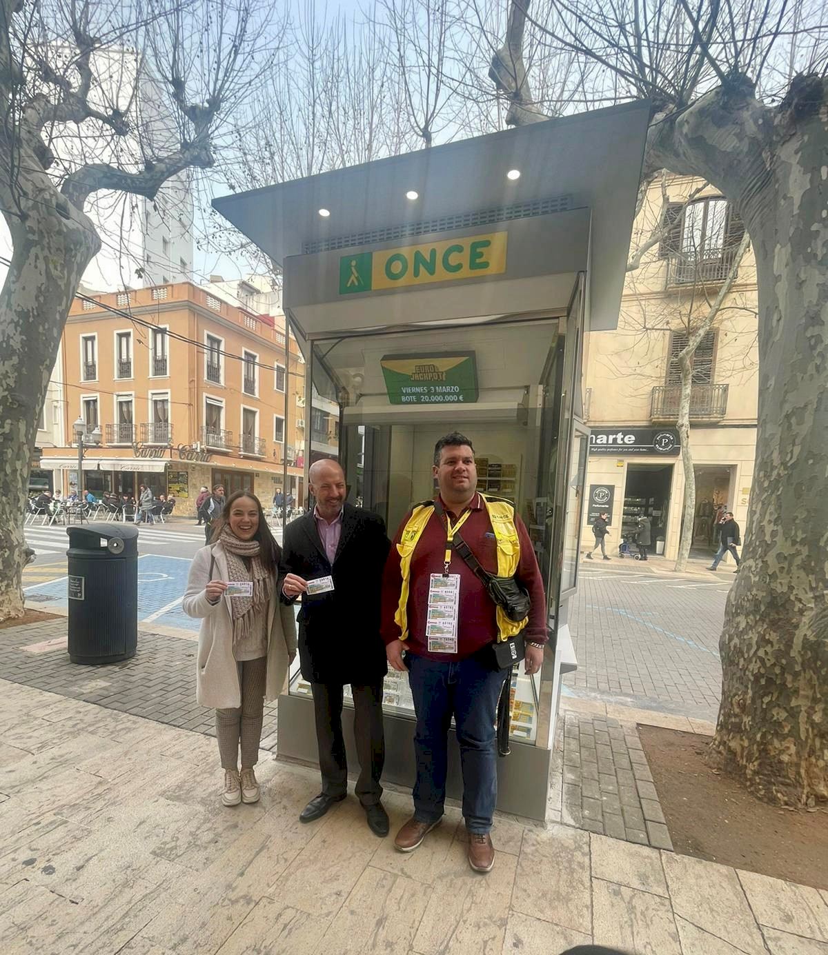 La ONCE estrena en Dénia su nuevo modelo de quiosco, más accesible ...