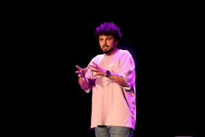Juan Amodeo conquista al público con su monólogo ‘Avenate’ en el Teatro ...