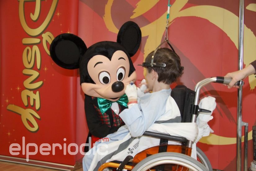 Mickey Mouse alegra la estancia de los pacientes pediátricos del ...
