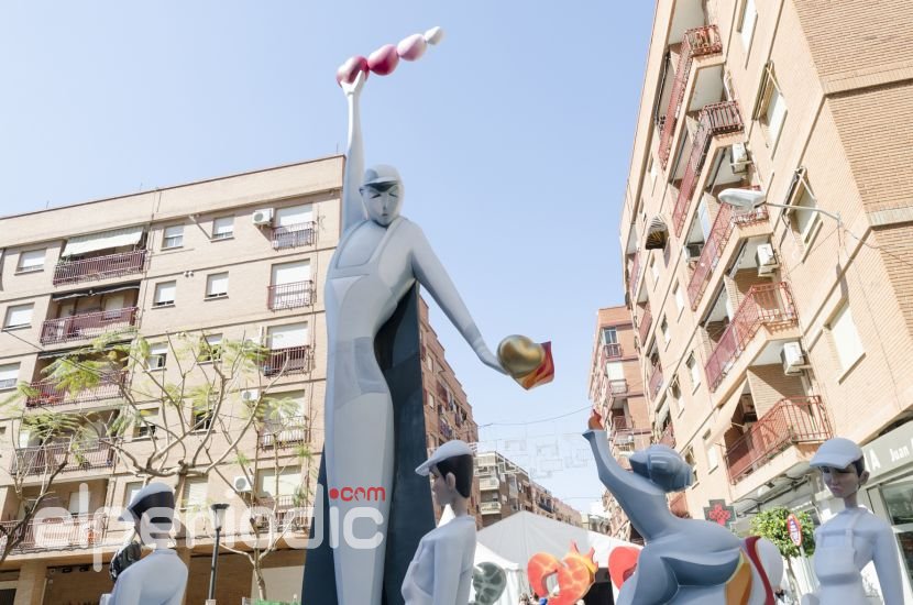 Los 22 monumentos ya lucen todo su esplendor en las calles de Mislata